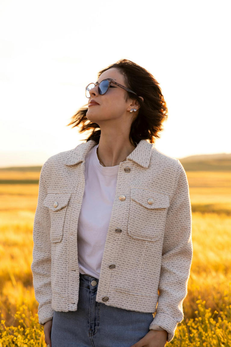 Tips styling tweed jacket yang bisa dicoba