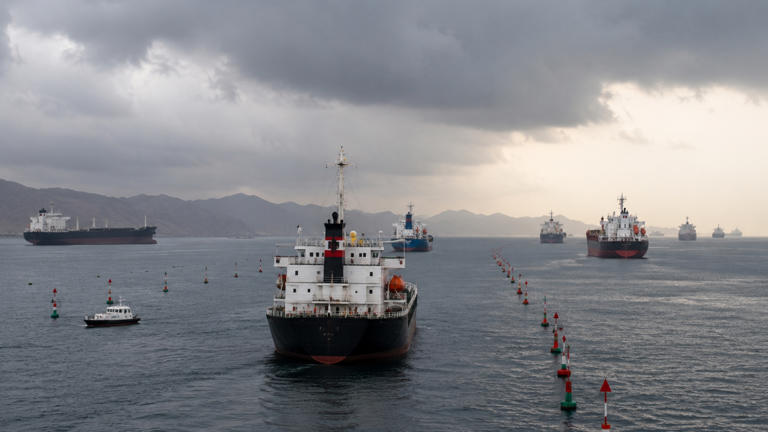23 barcos más reciben autorización para transitar por el estrecho de Ormuz