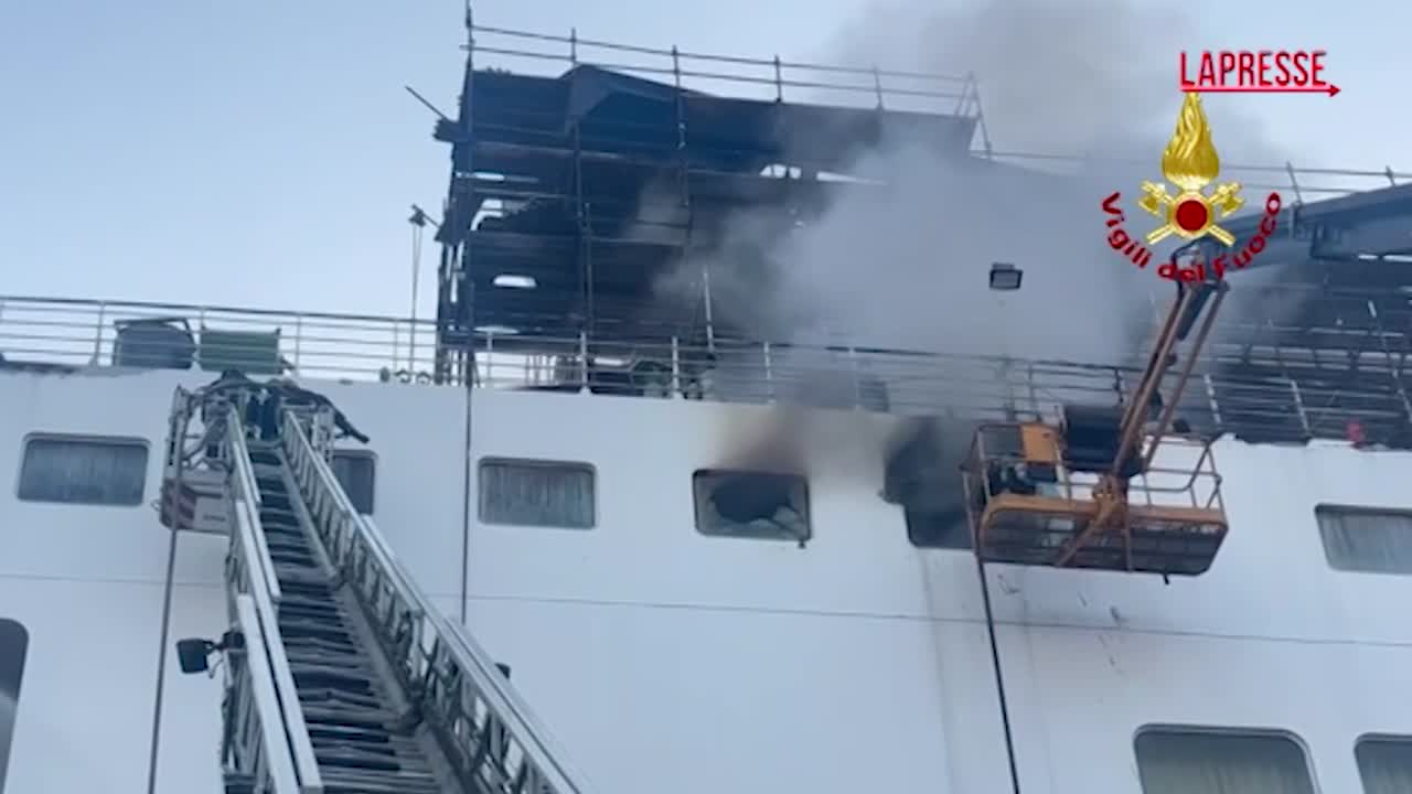 Incendio su una nave a Napoli, vigili del fuoco al lavoro per domare le ...