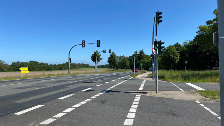 Lkw reißt Ampel aus Verankerung: Polizei sucht Zeugen