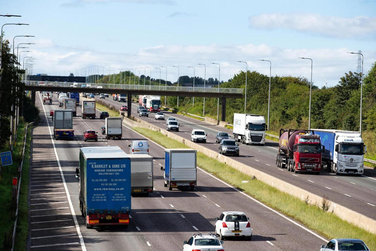 Leeds drivers face M62 delays due to traffic light failure