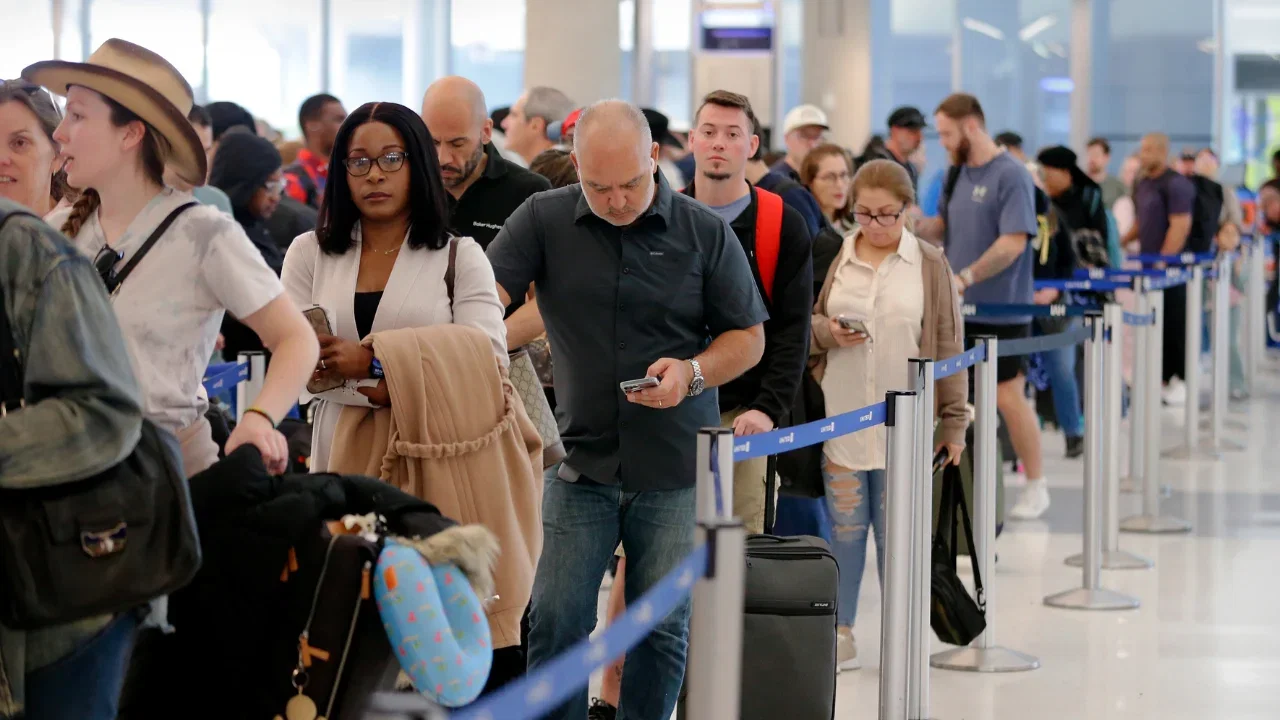 Amerikaner flyr USA – ett bolag tjänar storkovan på det