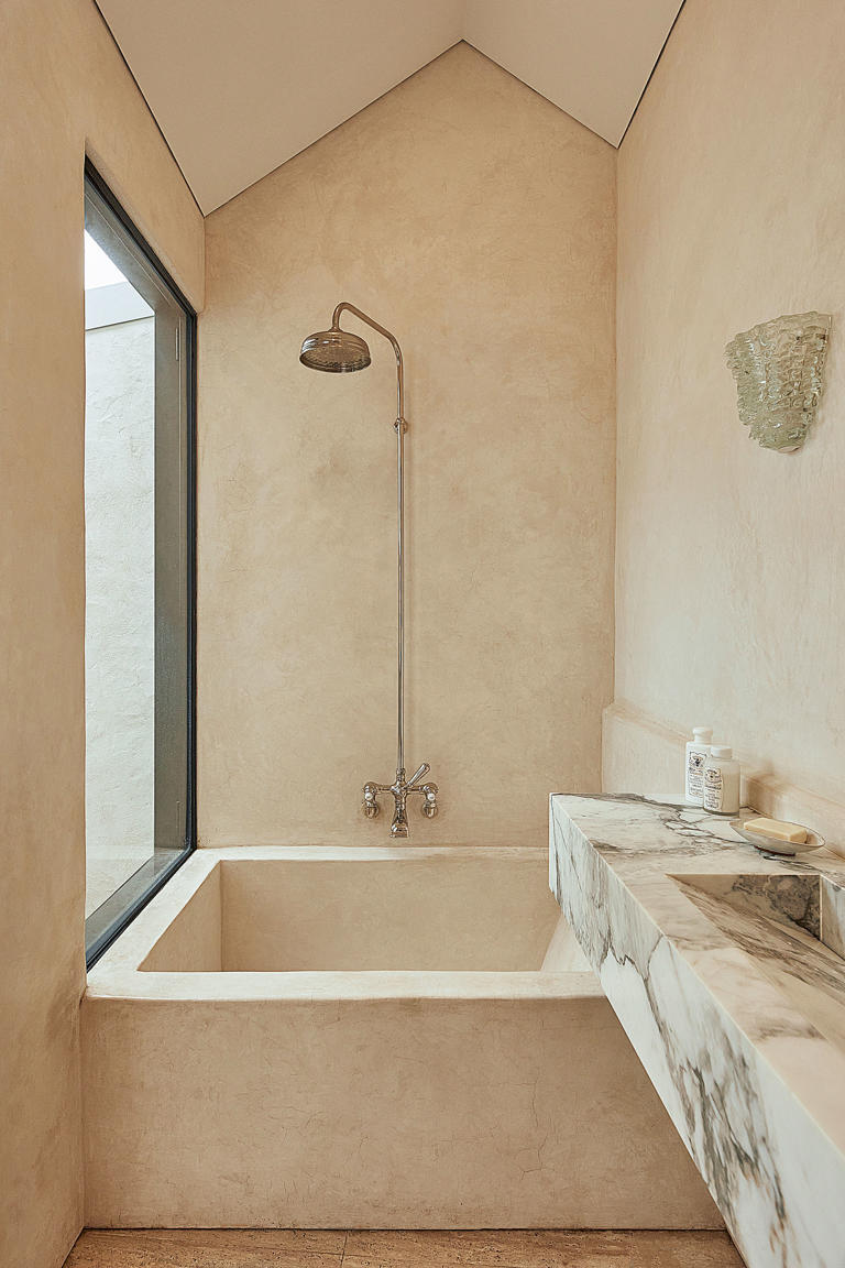 5 space-saving tricks you always see in loft conversion bathrooms
