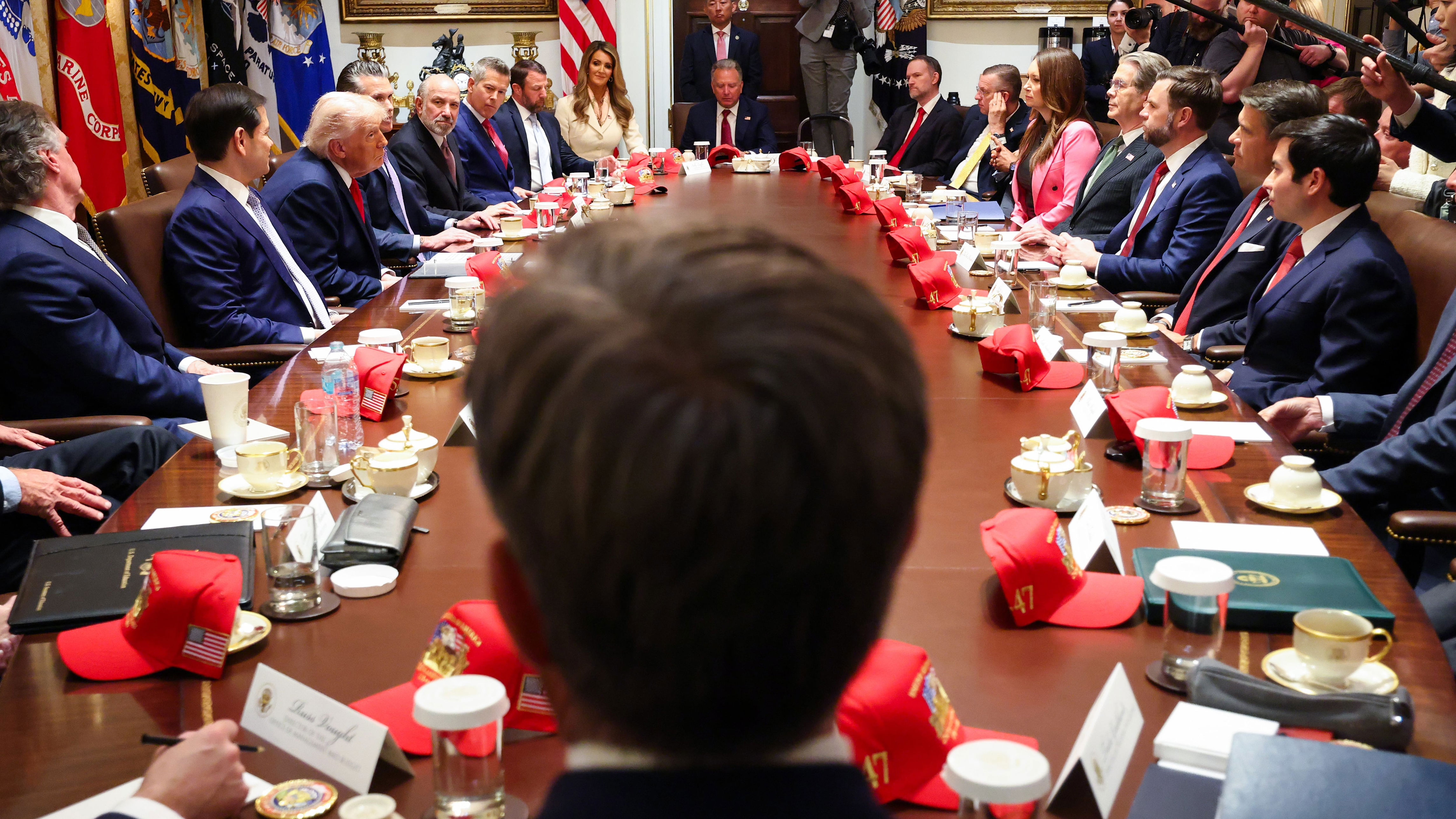 Trump goon's cringe note in cabinet meeting revealed