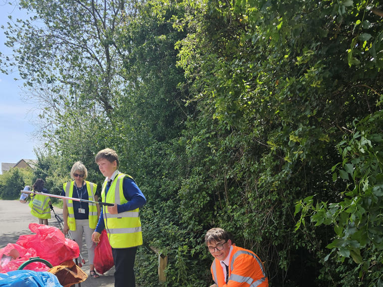 Students step up for Manor Drive community clean-up