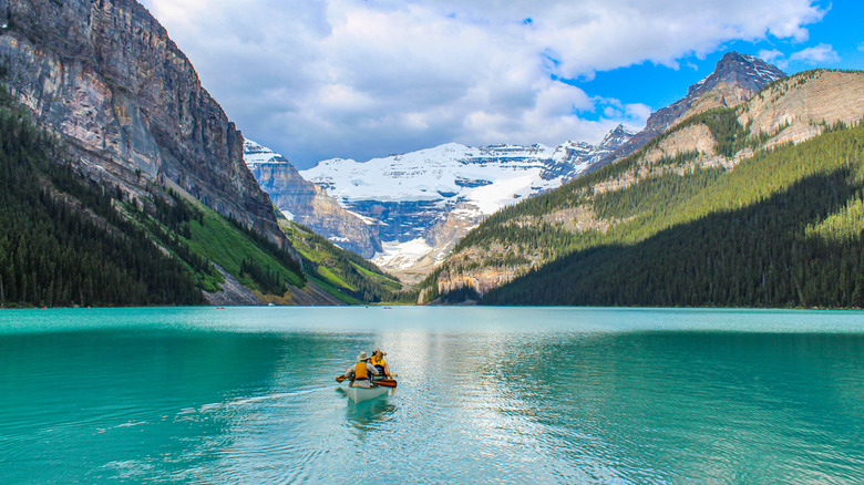 Canada's iconic glacial lake in Alberta has bright turquoise waters ...