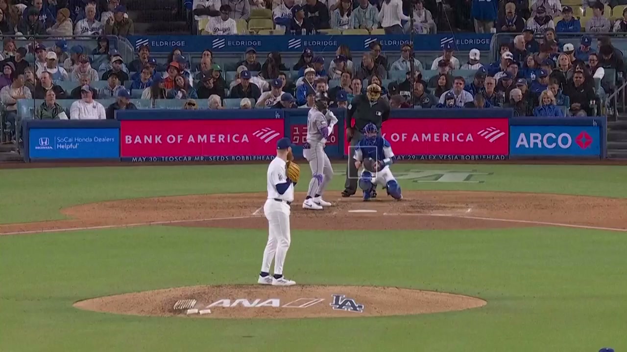Moment: Dodgers' Kim Hyeseong makes amazing catch in foul territory