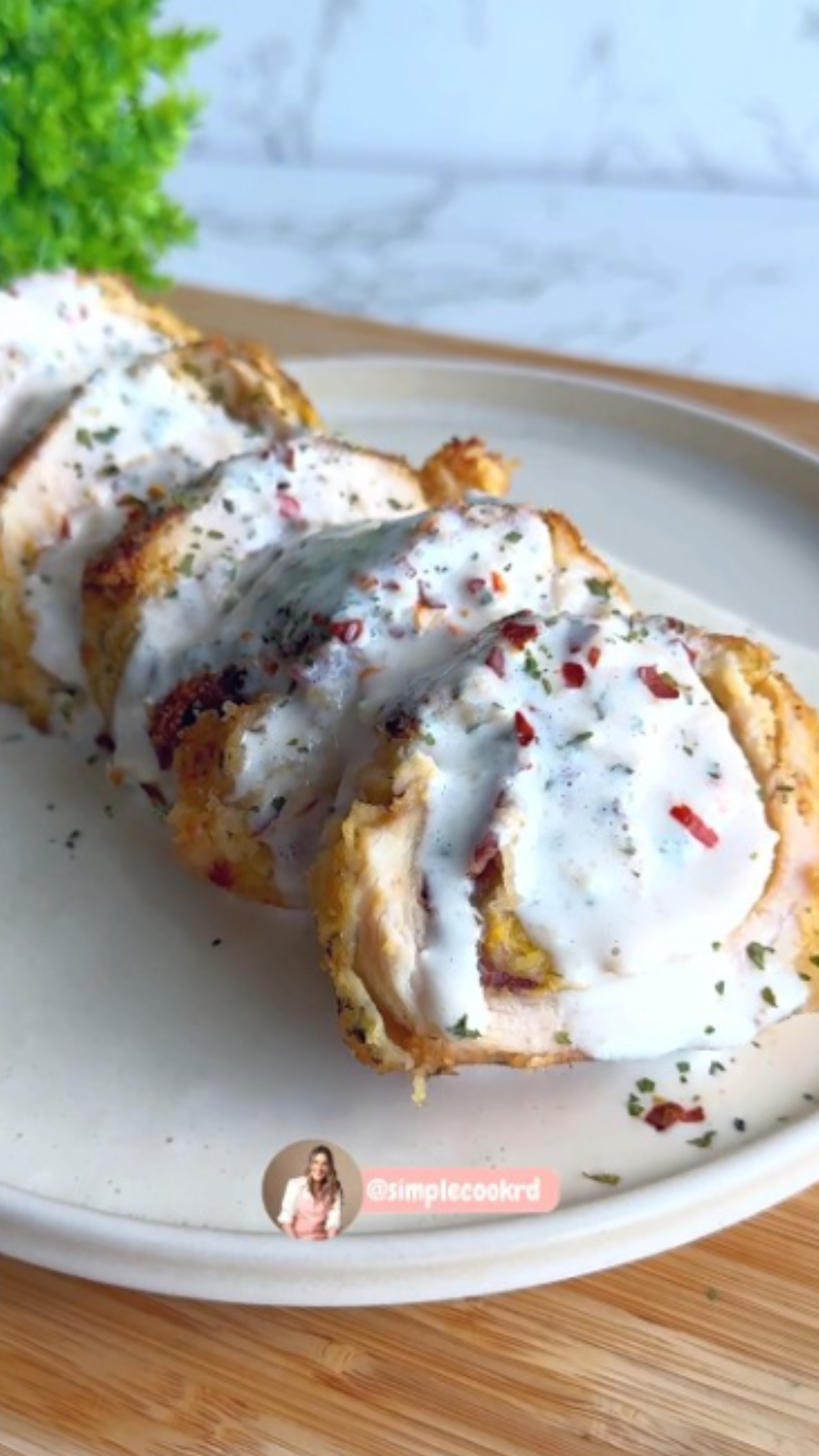 Deliciosas pechugas de pollo rellenas de plátano macho y queso