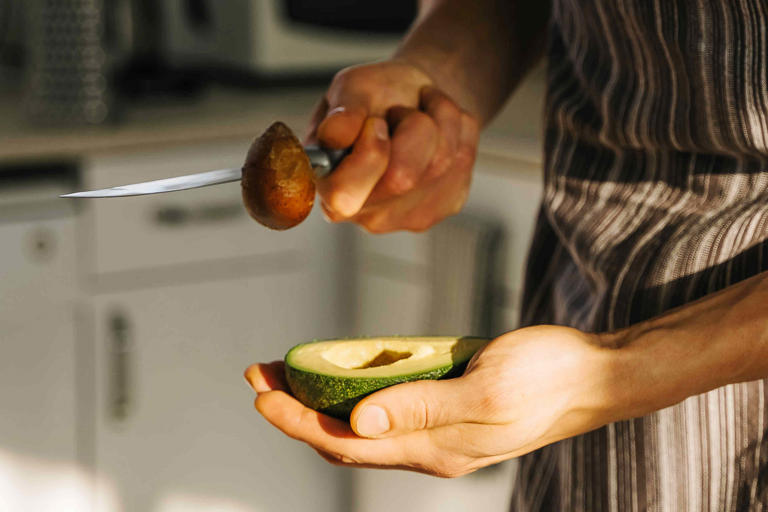 Cutting avocados like this may land you in the ER — use these clever ...