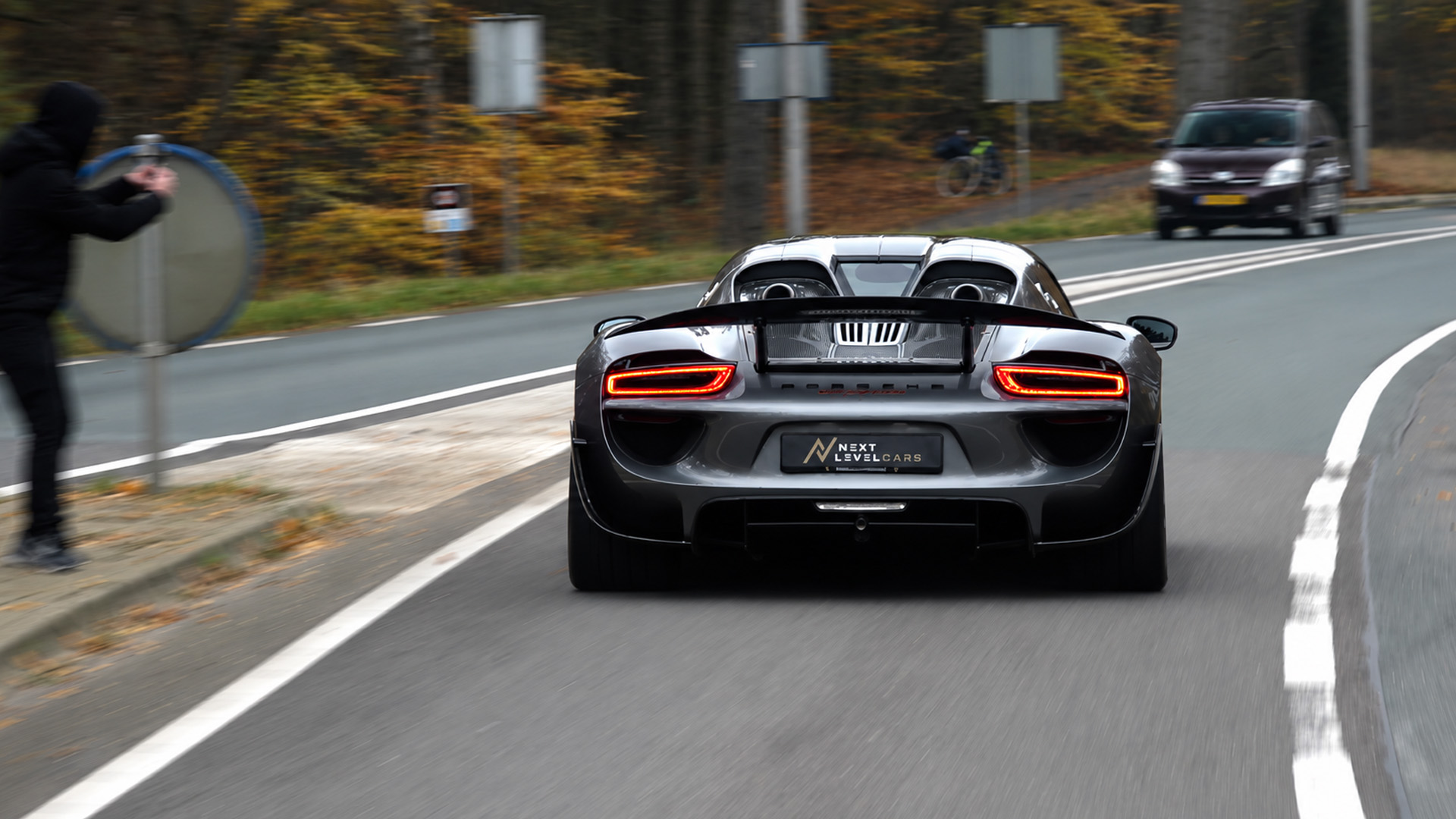 Porsche 918 Spyder rast schnell an der Menge vorbei