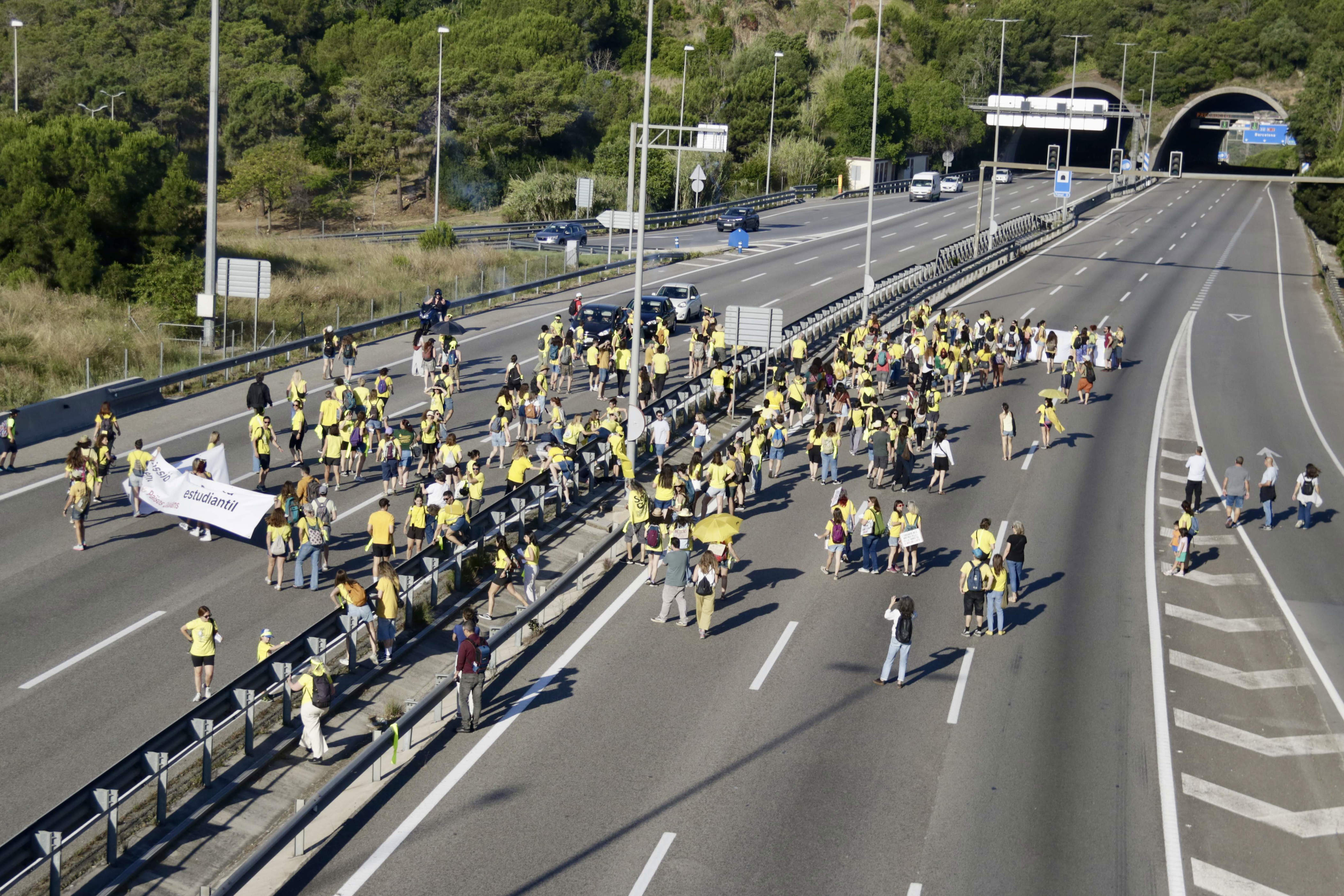 Los maestros en huelga vuelven a cortar la C-32 en Mataró