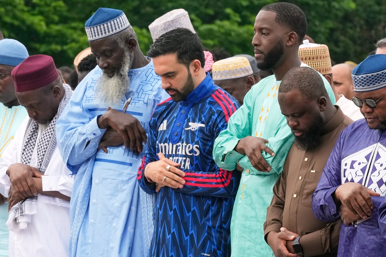 Zohran Mamdani turns heads in flamboyant Arsenal soccer thobe for Eid ...