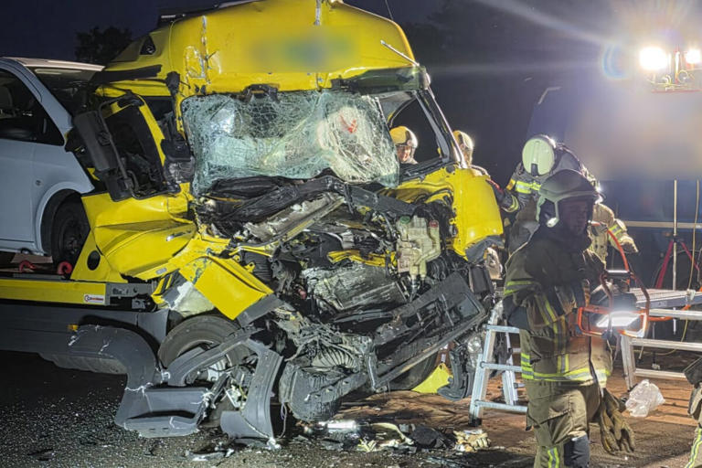 Vollsperrung auf A9: Feuerwehr muss Fahrer nach Horror-Unfall aus Wrack ...
