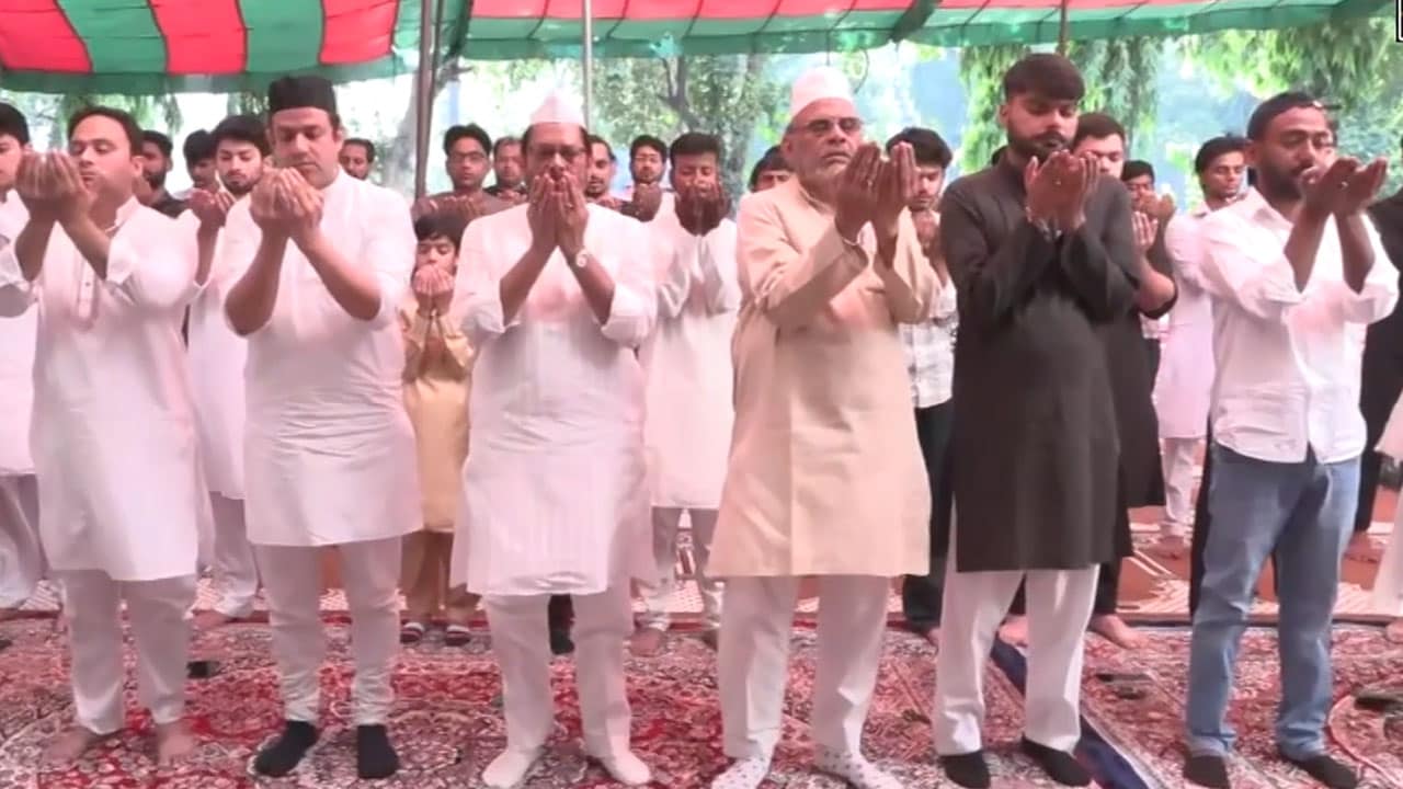 BJP leader Mukhtar Abbas Naqvi offers Eid al-Adha prayers in Delhi