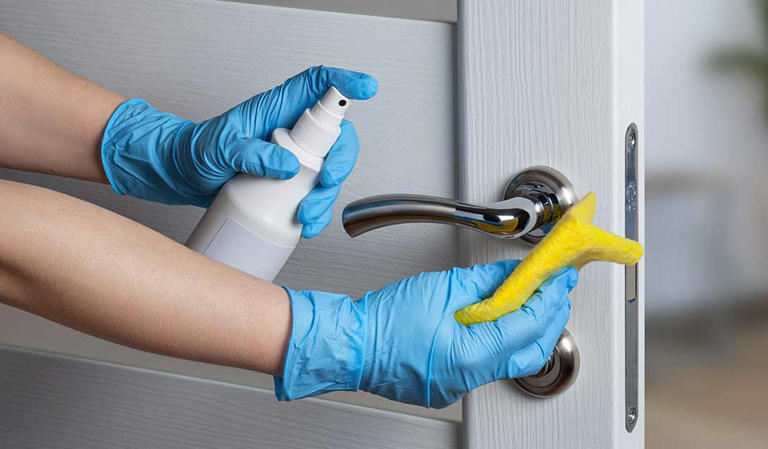 Il trucco infallibile per pulire le porte senza aloni: guida ...
