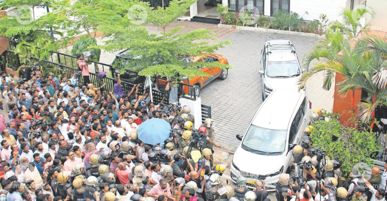 Raid at Pinarayi’s residence: Over 300 booked in two cases for ...