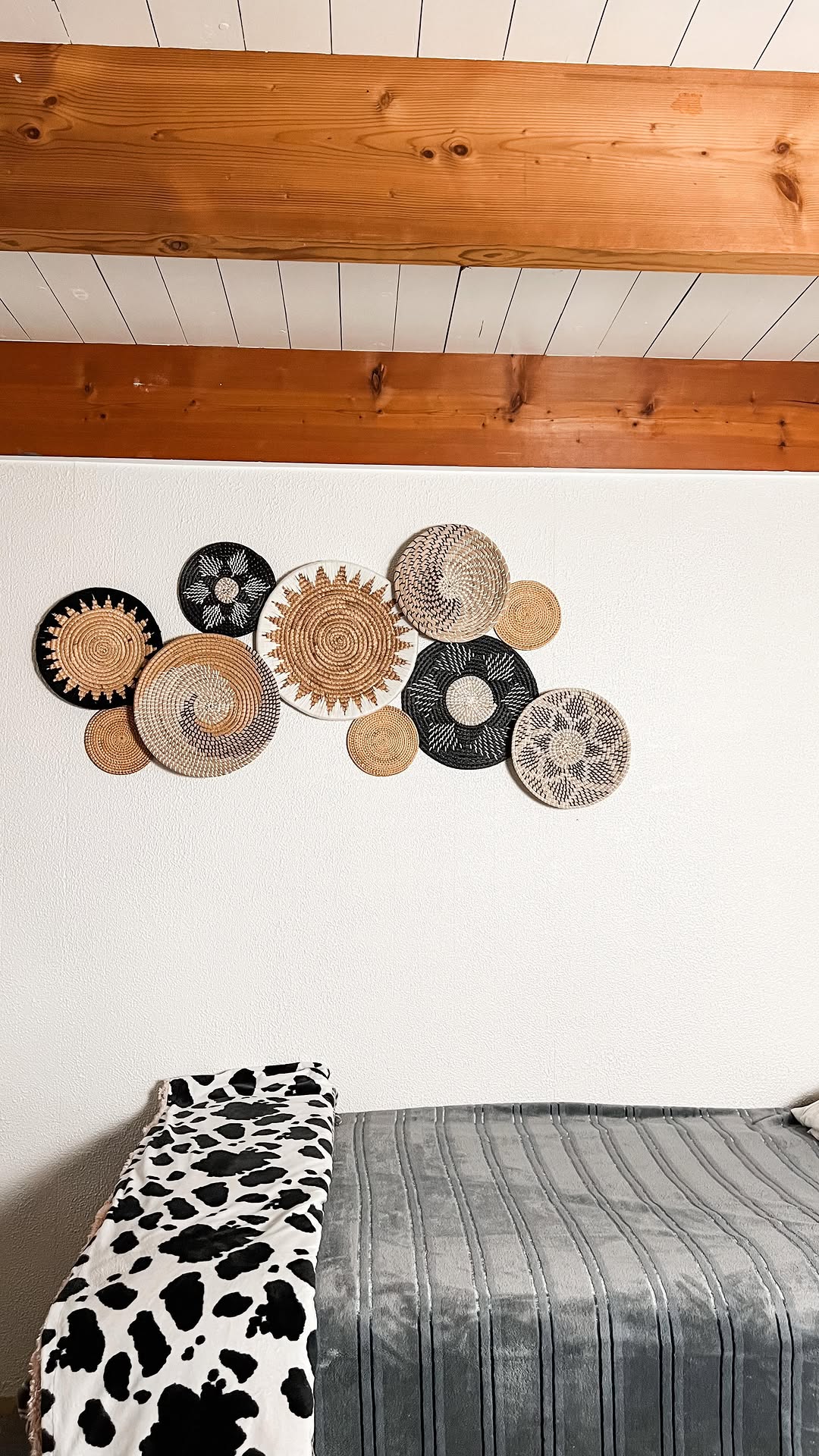 Basket wall decor for cozy room style