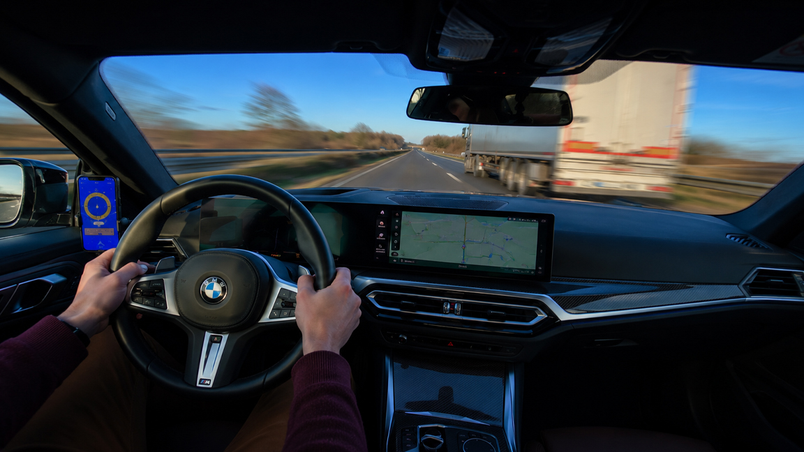 BMW M240i RWD portata al limite in autostrada