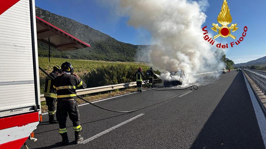 Nuoro, auto va in fiamme mentre percorre la 131 DCN