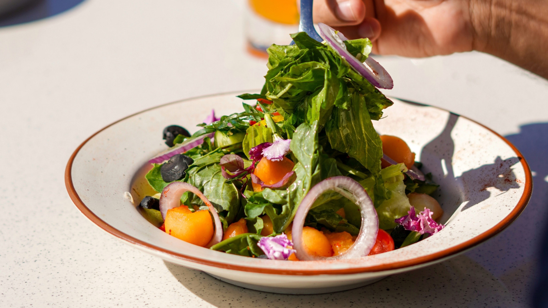 Hvad sker der med din krop, hvis du spiser salat hver dag?