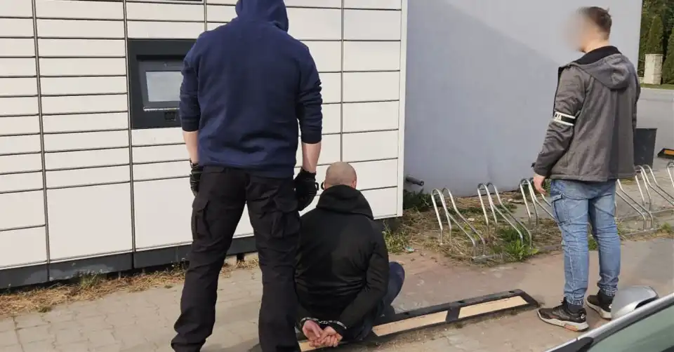 Jeden poszukiwany wpadł pod paczkomatem, drugiego policjanci wyciągnęli ...