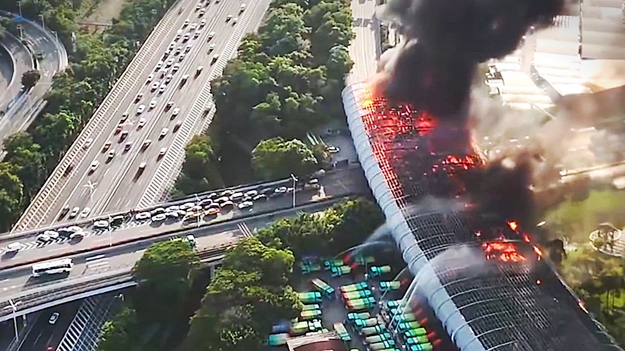 Huge fire erupts after multi-vehicle crash on expressway in China