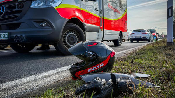Reifen geplatzt? Schwerverletzter Biker nach Frontalzusammenstoß im ...