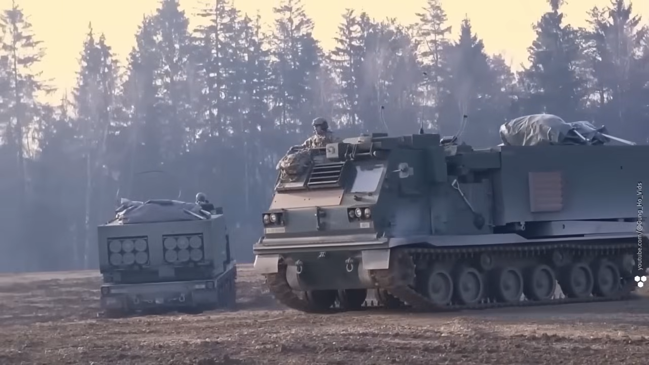 Seht, wie ein russischer Panzer plötzlich das Feuer auf seine eigenen ...