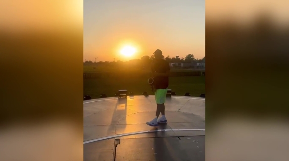 Cremonini e le prove del concerto a Gorizia: il suono del sax al tramonto