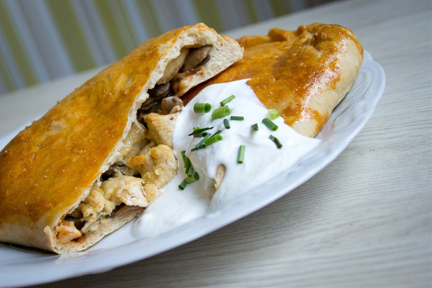 Pomysł na obiad. Pieróg faszerowany (calzone) z kurczakiem i sosem ...