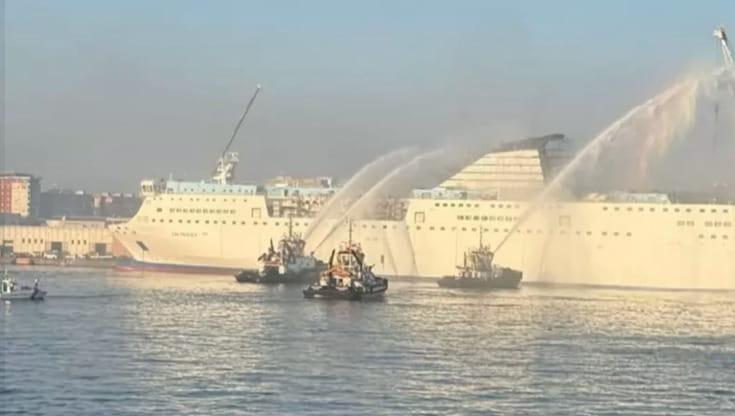 Incendio sulla Gnv Phoenix, spegnimento ancora in corso. Arpac: nessuna ...
