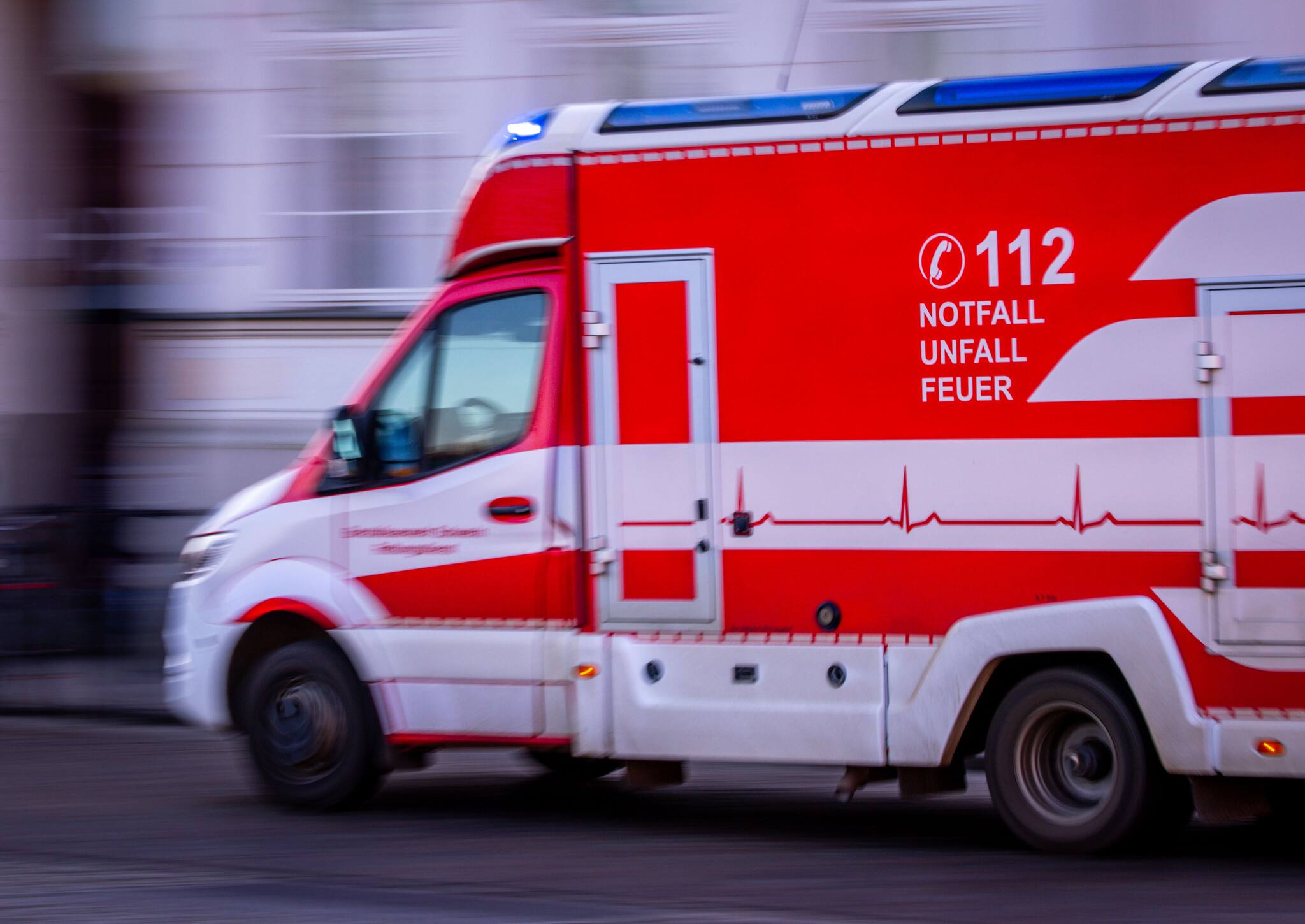 VW-Bus landet im Graben – Fahrerin bei Hilgermissen schwer verletzt