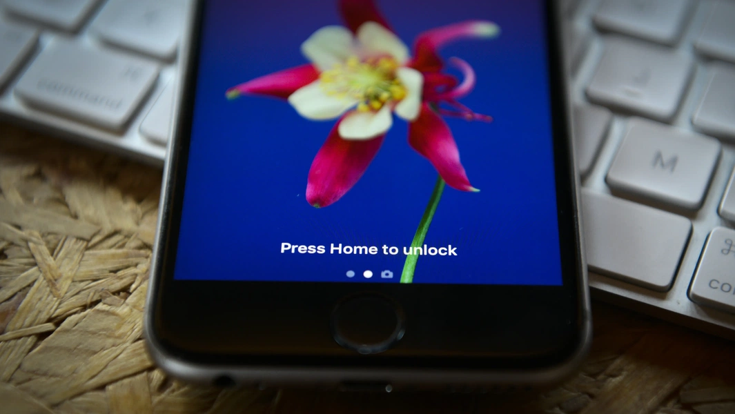 Apple developing feature to auto-lock iPhones during snatch thefts