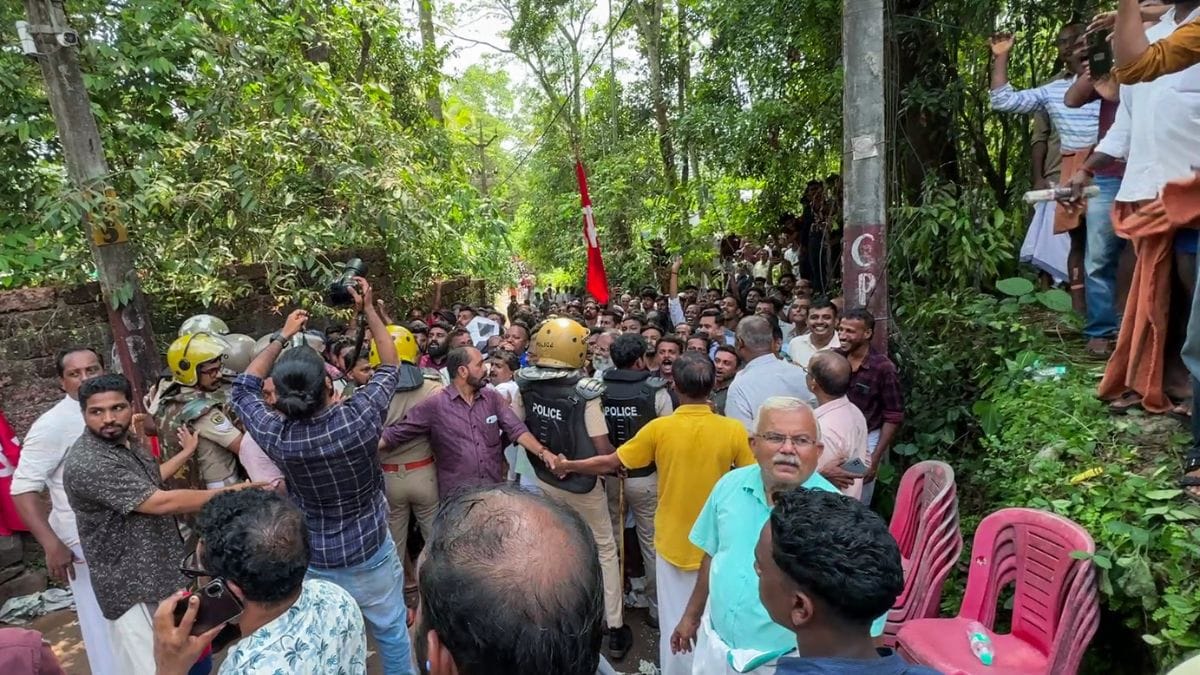 300 booked, 8 held over 'assault' on ED team raiding Pinarayi’s home ...