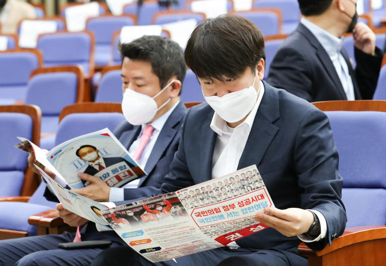 Reform Party leader Lee Jun-seok endorses People Power Party's Yoo Ui ...