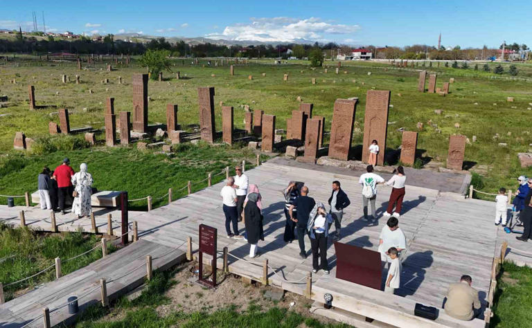 Ahlat Selçuklu Mezarlığı’nda Kurban Bayramı yoğunluğu