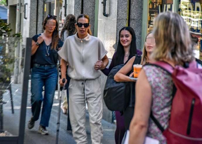 Tamara Gorro, en muletas, y Juls Janeiro, muy cómplices en Barcelona ...