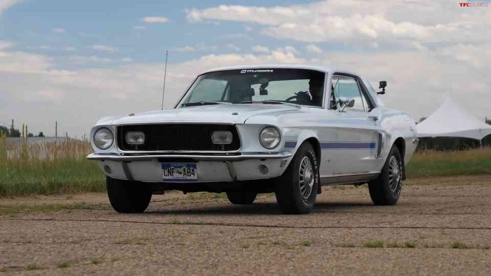 Which American car is fast - "New vs old Mustang GT race"