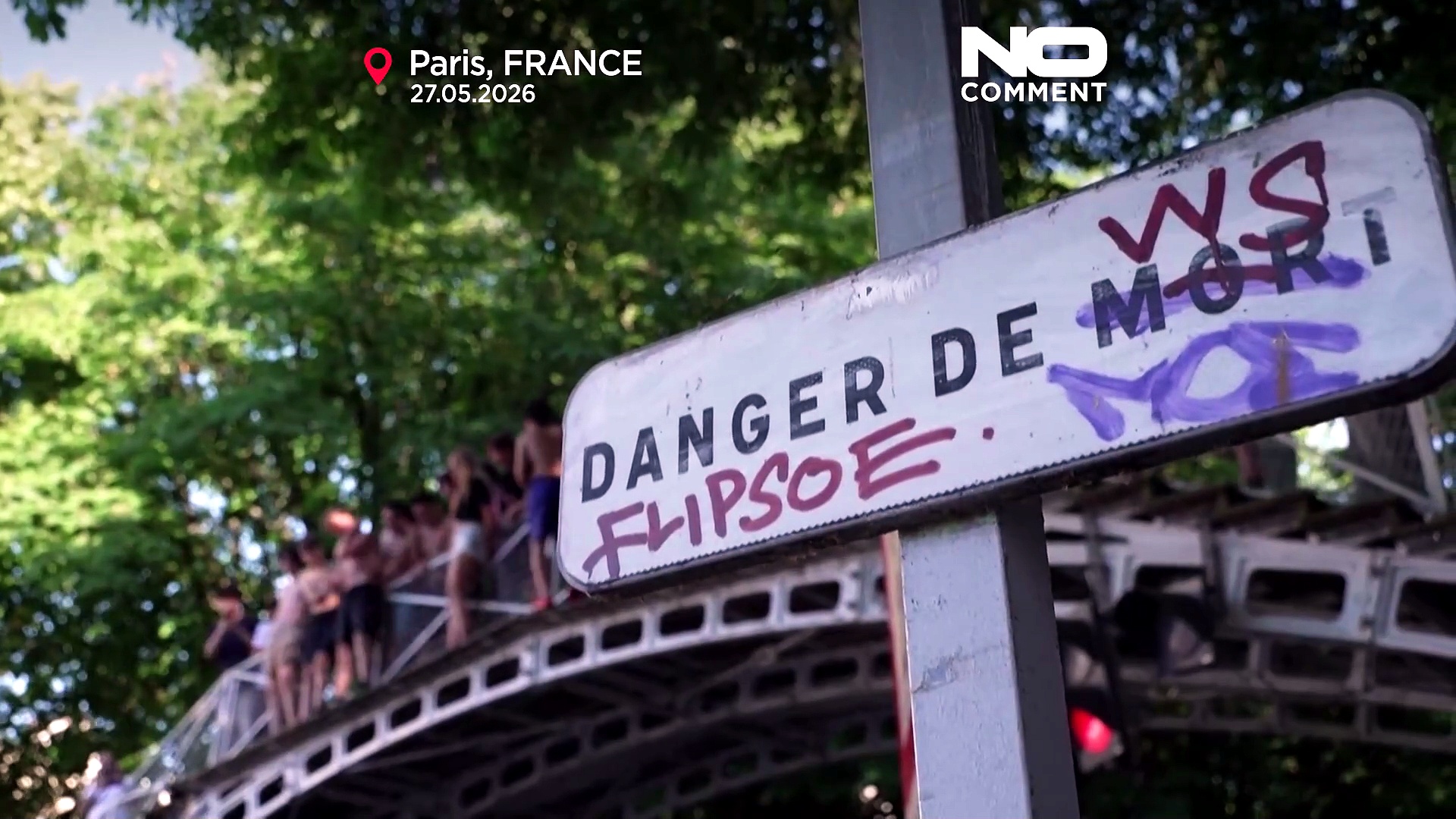 France heat triggers illegal swimming in central Paris
