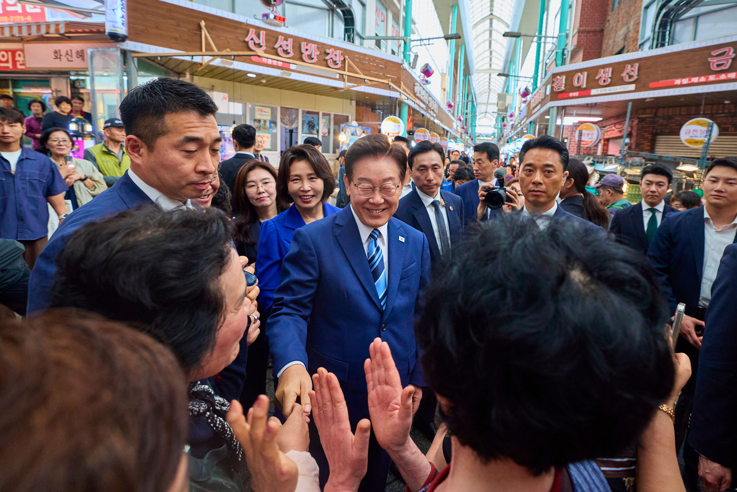 Current and former presidents stump in Busan ahead of June 3 elections