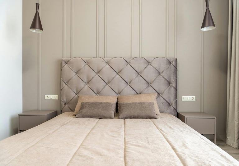 Kamar lebih cozy! 7 inspirasi wall moulding kamar tidur