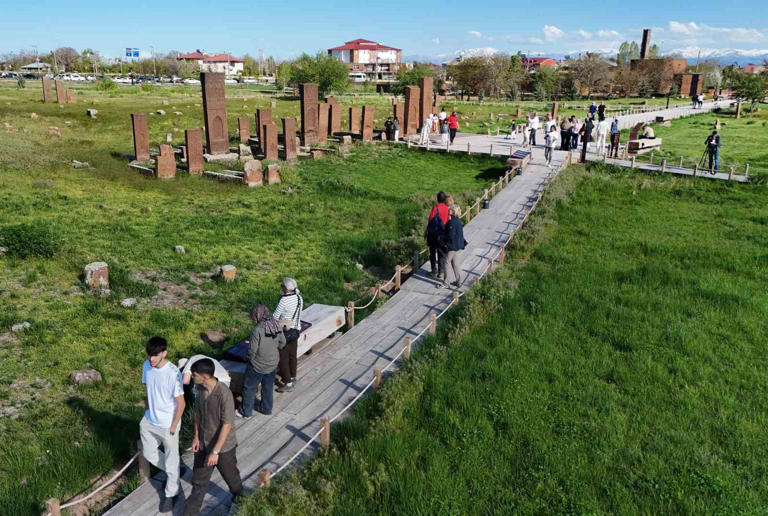 Ahlat Selçuklu Mezarlığı’nda Kurban Bayramı yoğunluğu