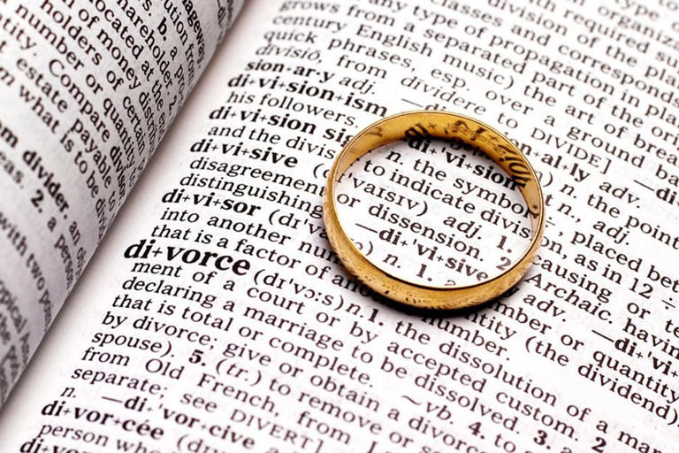 Divorce lawyer reveals the 6 signs your marriage is over