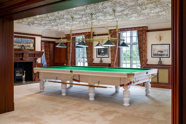 'Poundland mansion' with Fosters on tap, snooker table and pool has ...