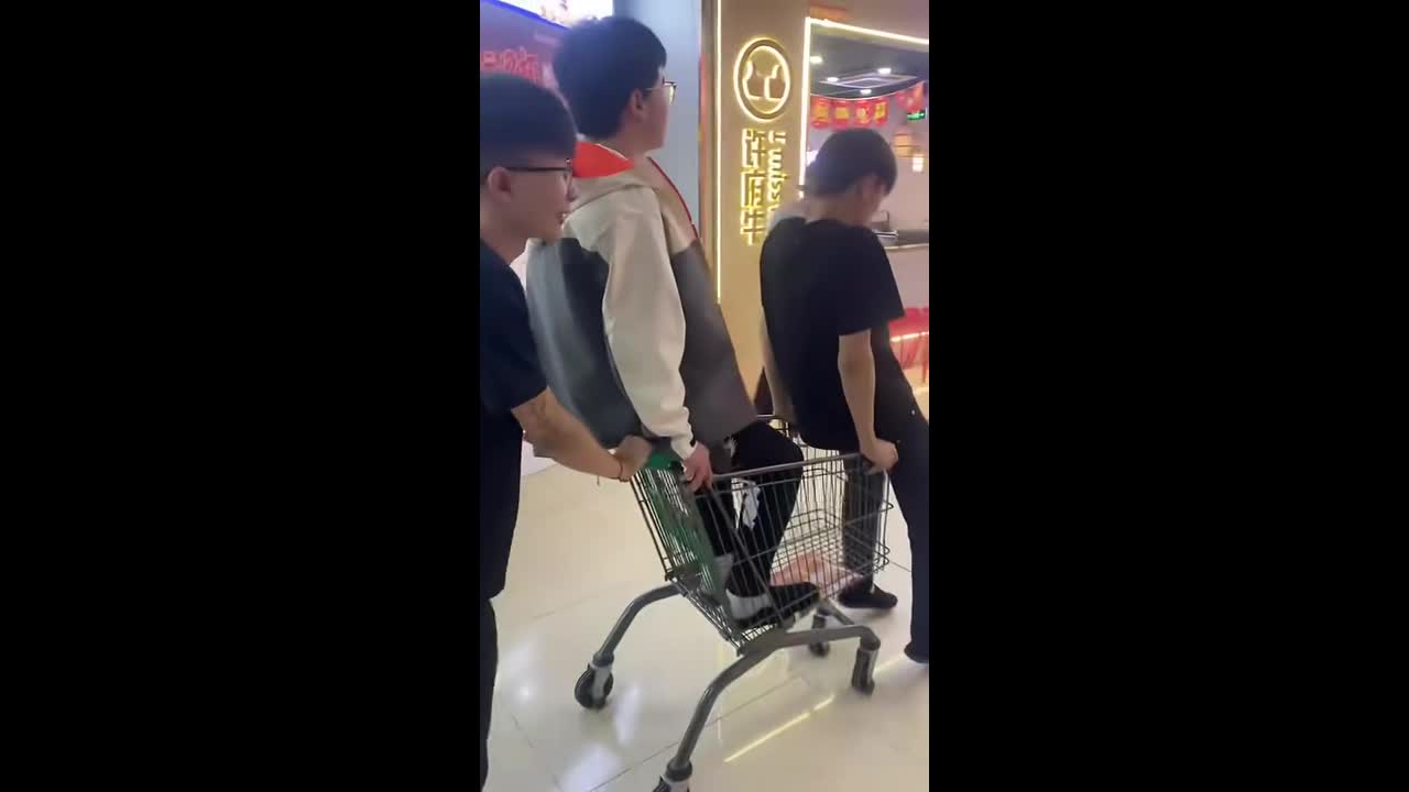 Man crashes while riding shopping cart in Hebei, China