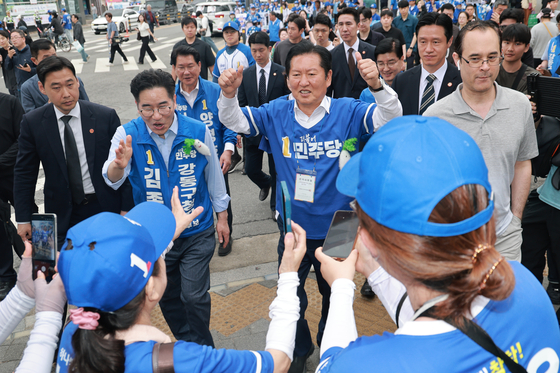 Current and former presidents stump in Busan ahead of June 3 elections