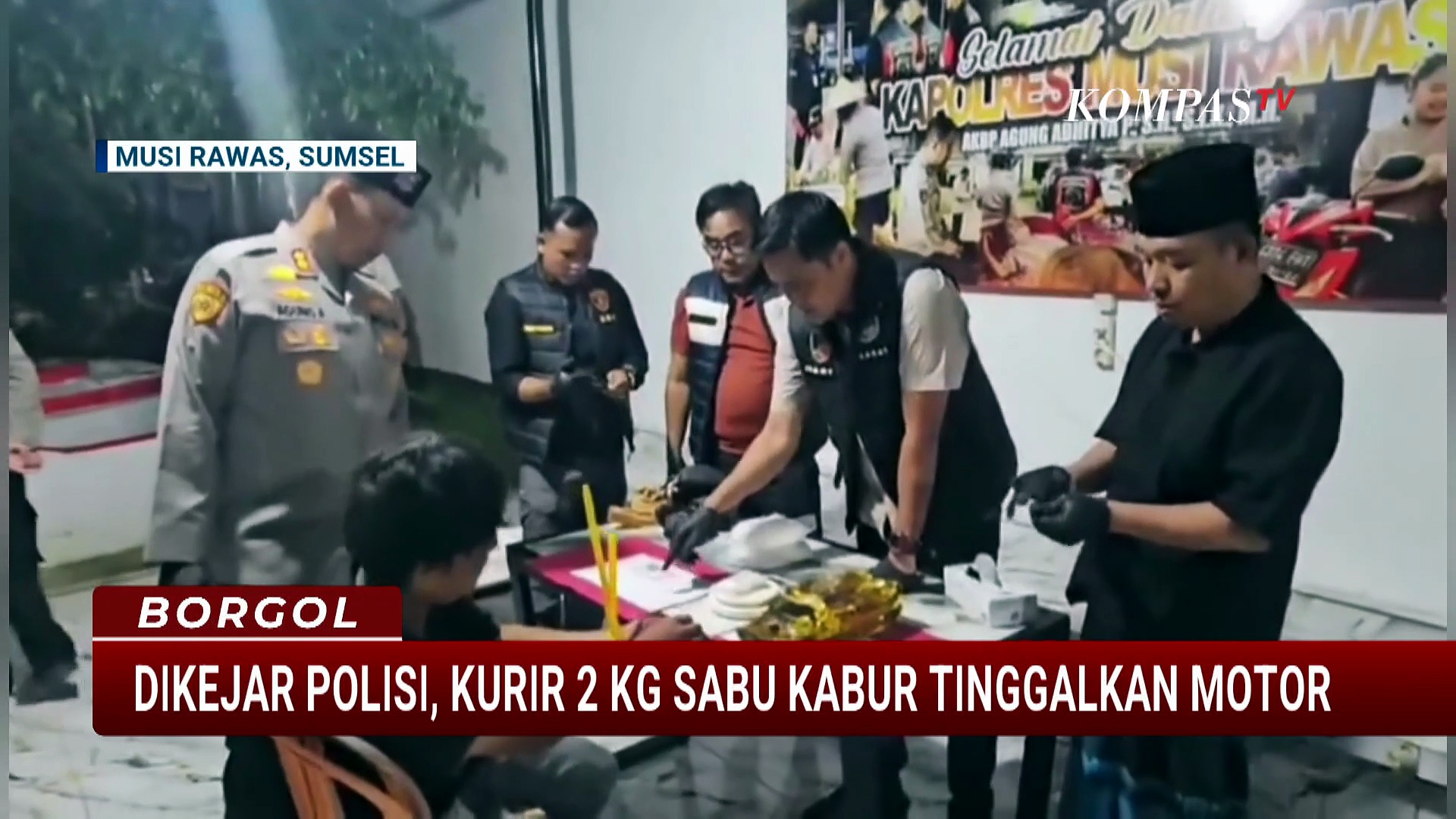 Dikejar polisi, kurir sabu 2 kg kabur tinggalkan motor | BORGOL