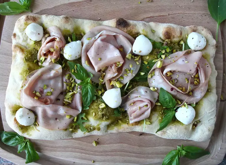 Pinsa au pesto et à la mortadelle, prête en 10 minutes