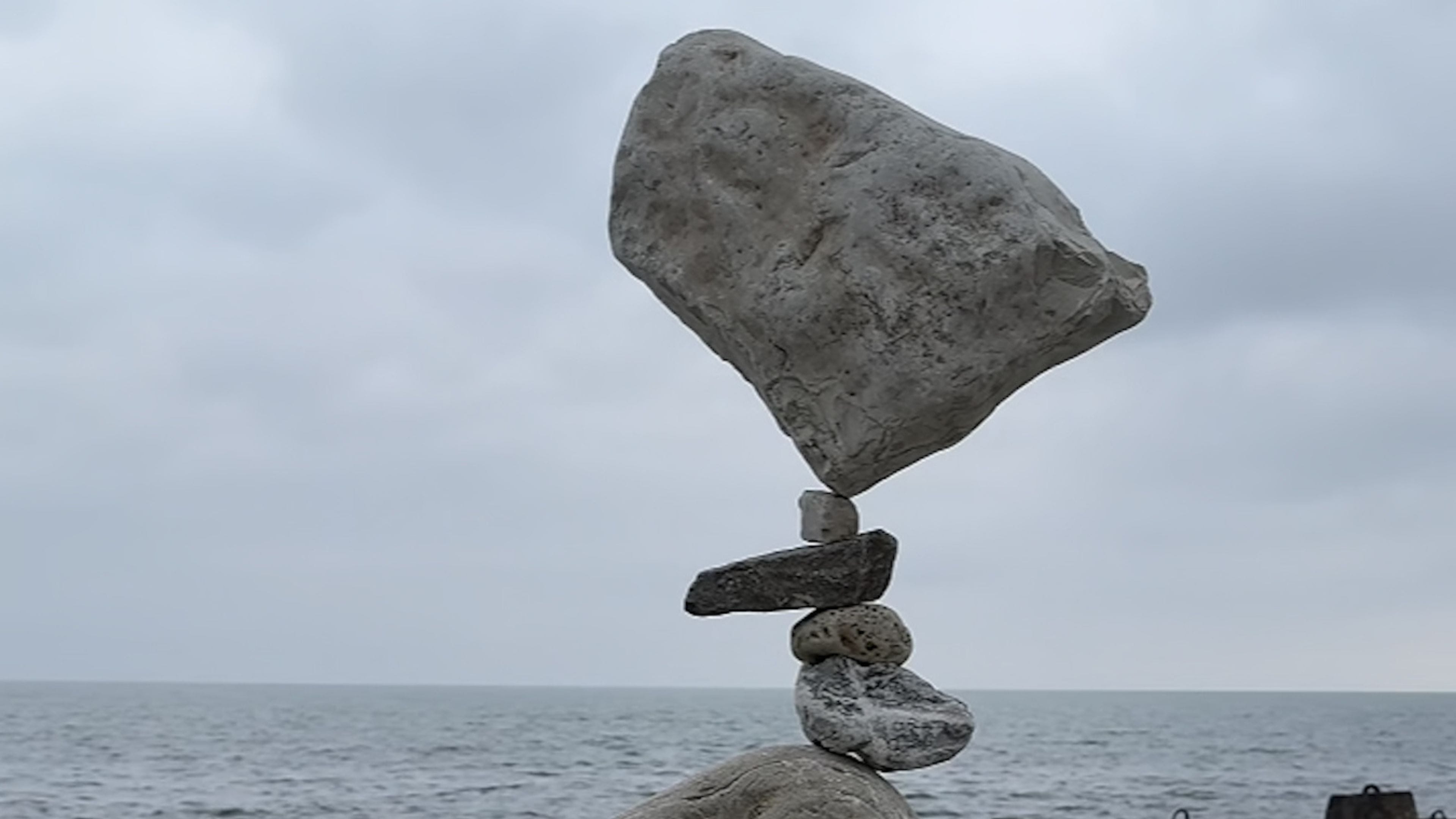 Mann trotzt der Schwerkraft – und schafft am Ende den perfekten Steinturm