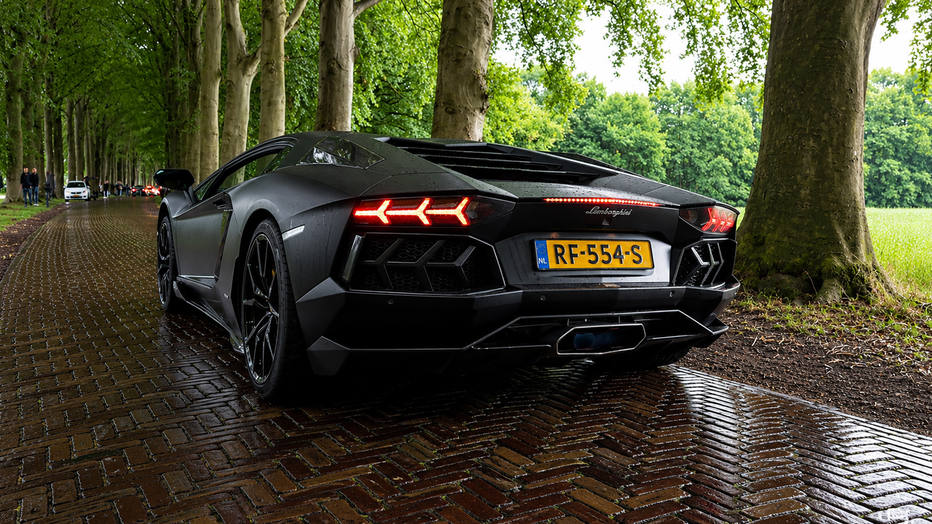 Lamborghini Aventador startet mit Vollgas auf enger Straße